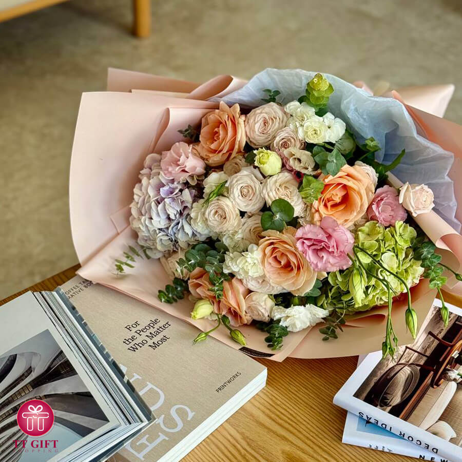 Vesal Luxury Rose and Hydrangea Flower Bouquet